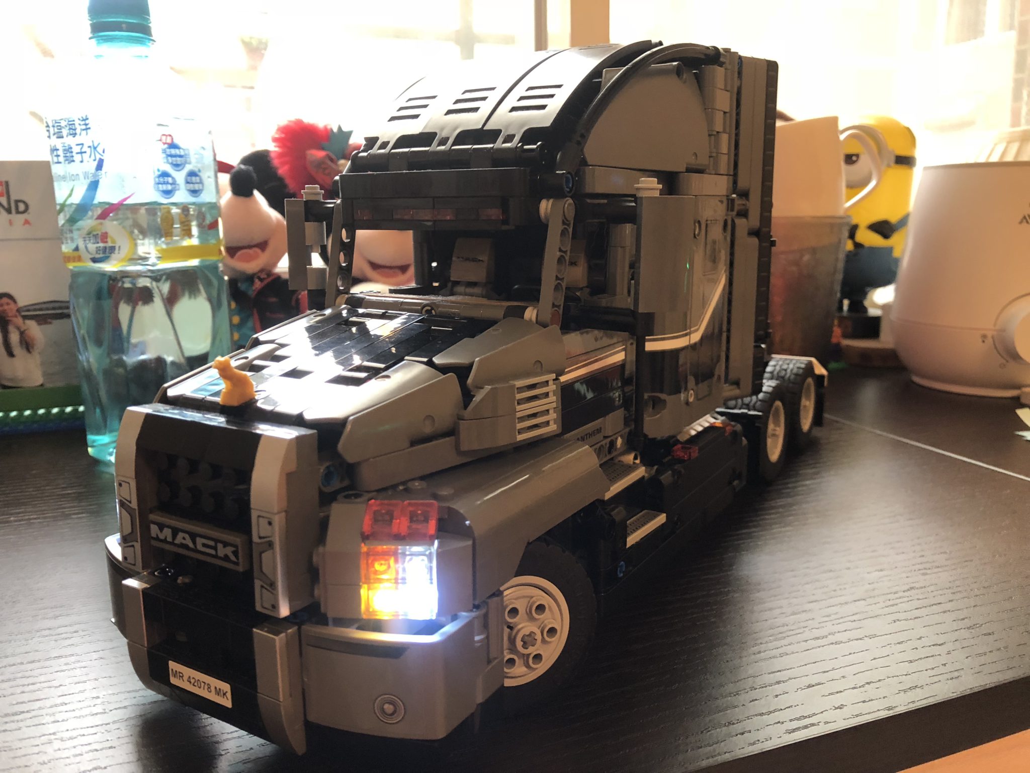 LEGO-42078 Mack Anthem – Neo Insight
