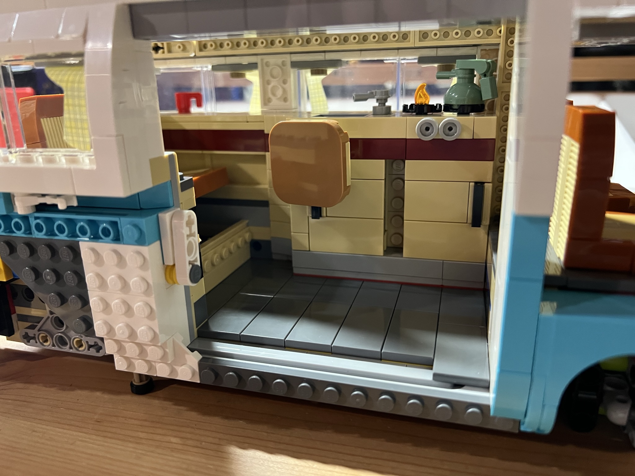 LEGO-10279 Volkswagen T2 Camper Van – Neo Insight