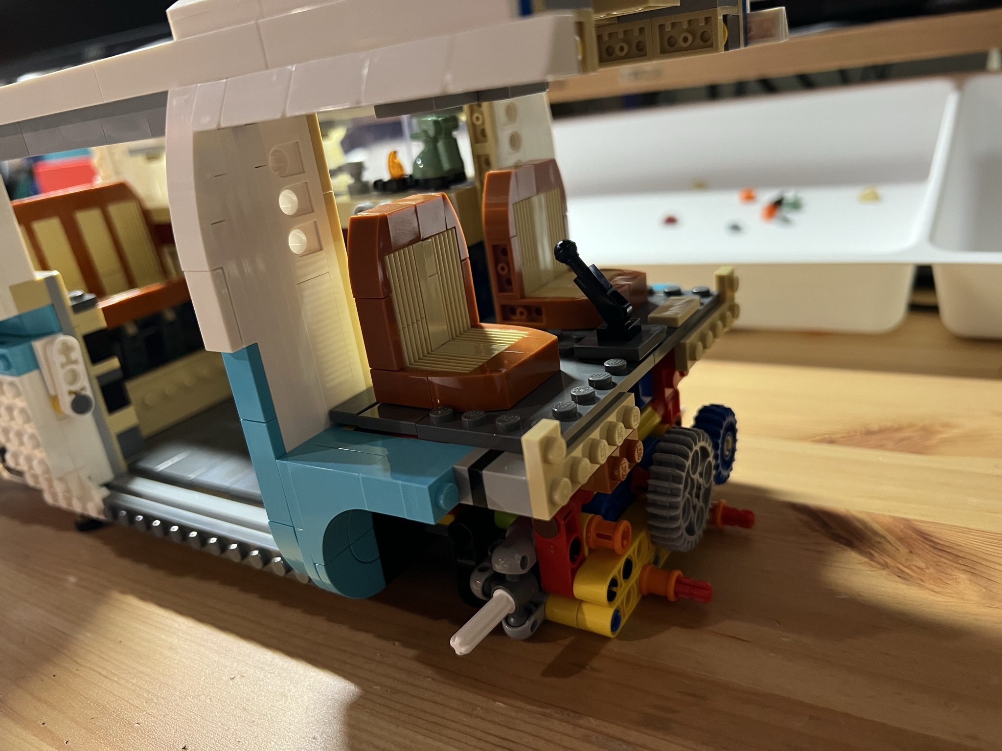 LEGO-10279 Volkswagen T2 Camper Van – Neo Insight