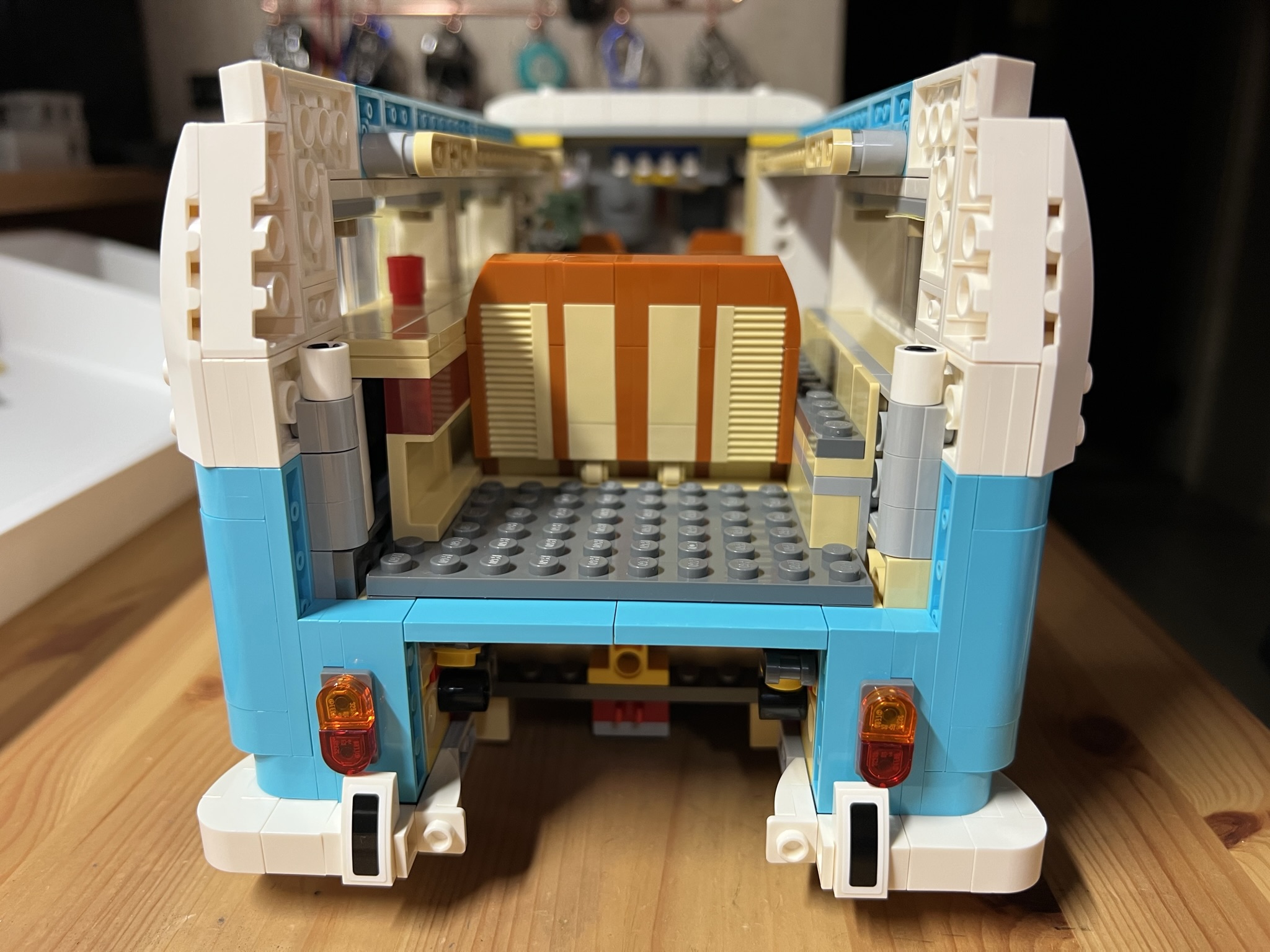 LEGO-10279 Volkswagen T2 Camper Van – Neo Insight