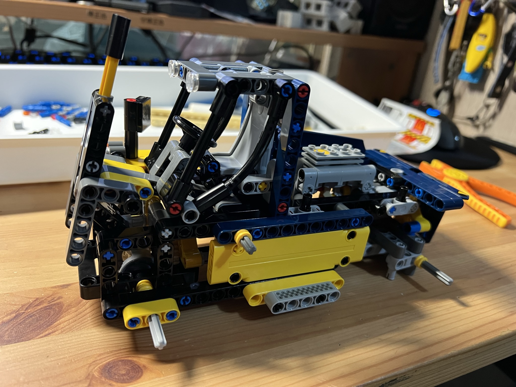 LEGO-42079 Heavy Duty Forklift – Neo Insight