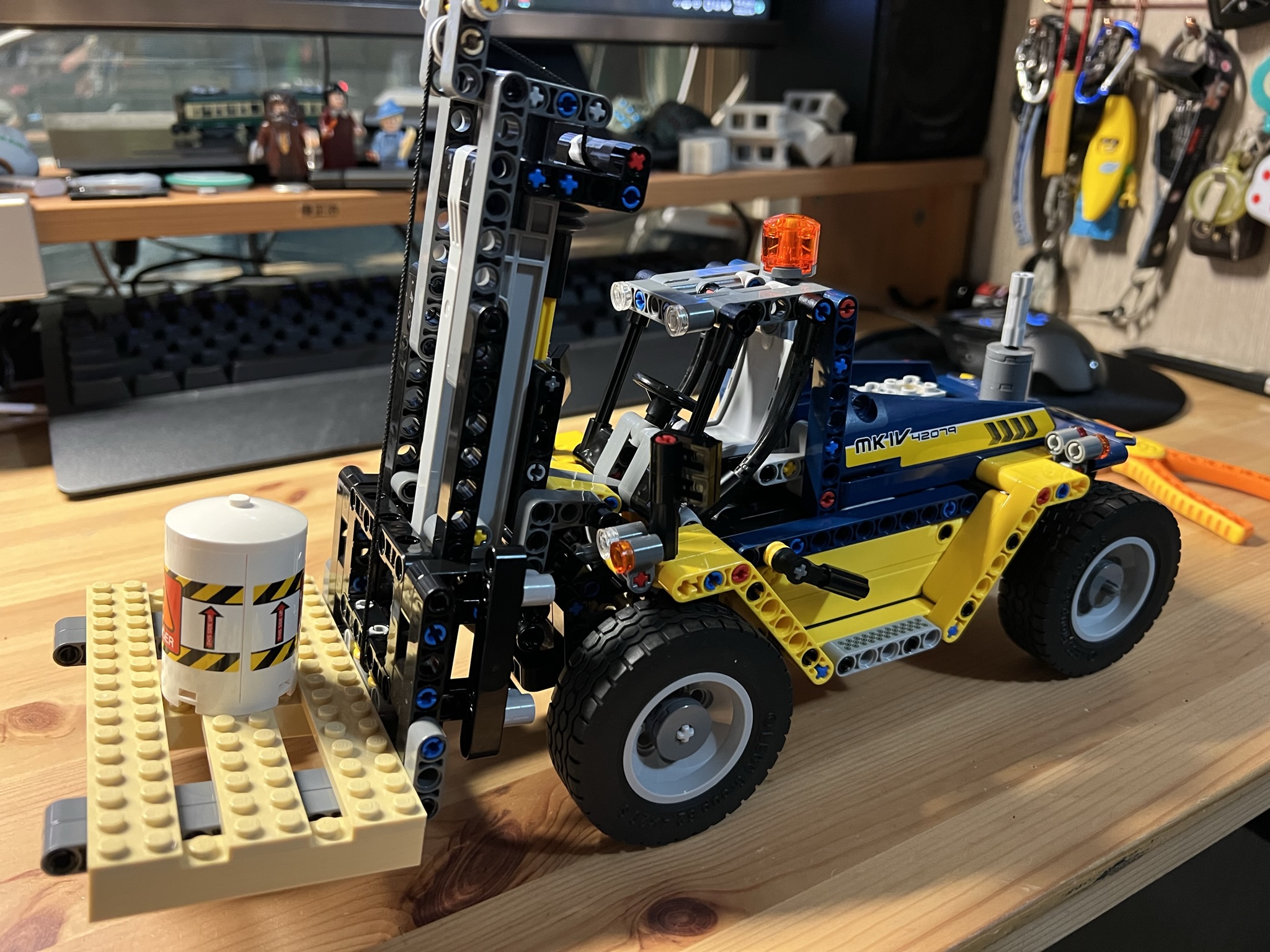LEGO-42079 Heavy Duty Forklift – Neo Insight