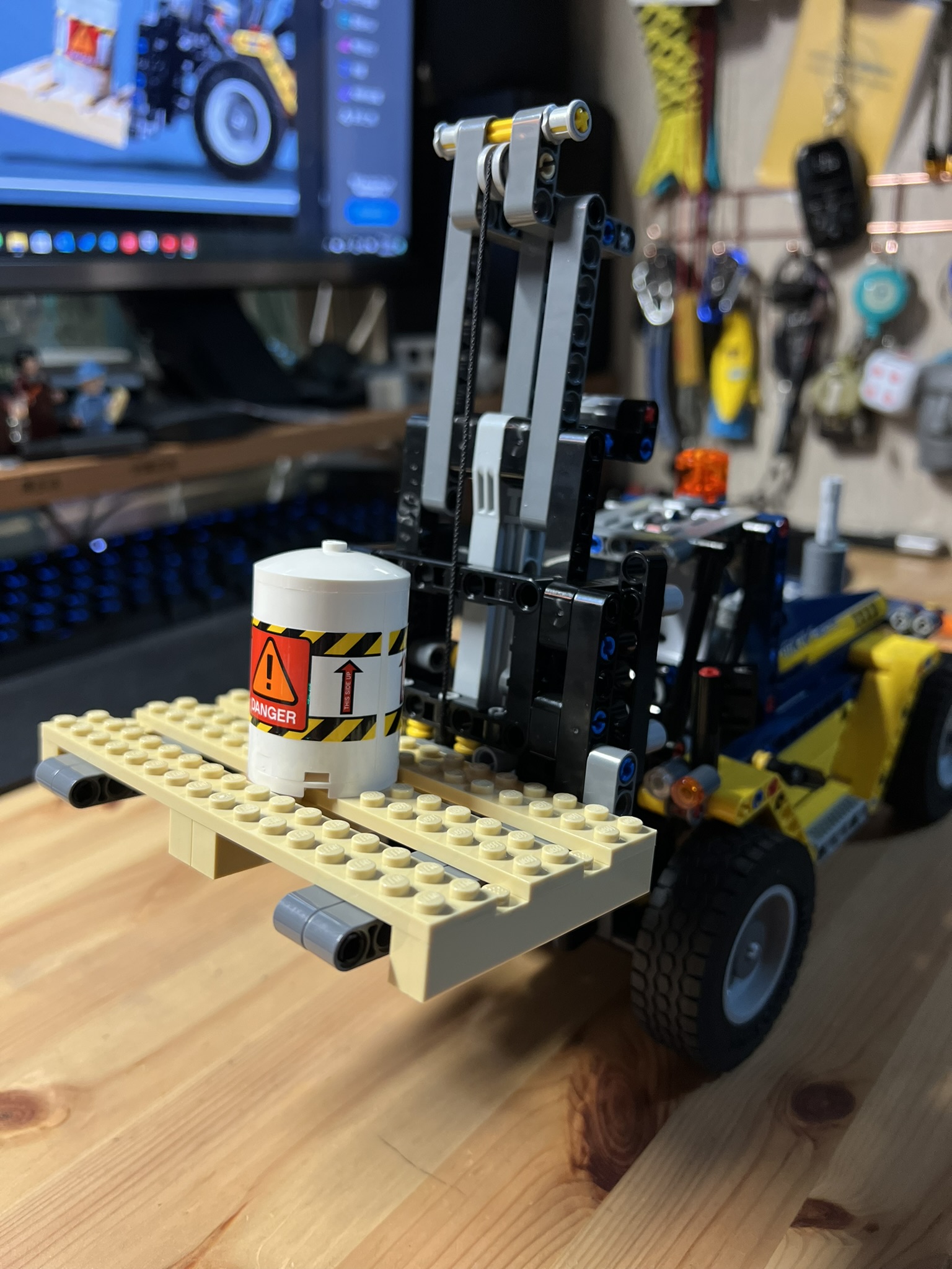 LEGO-42079 Heavy Duty Forklift – Neo Insight