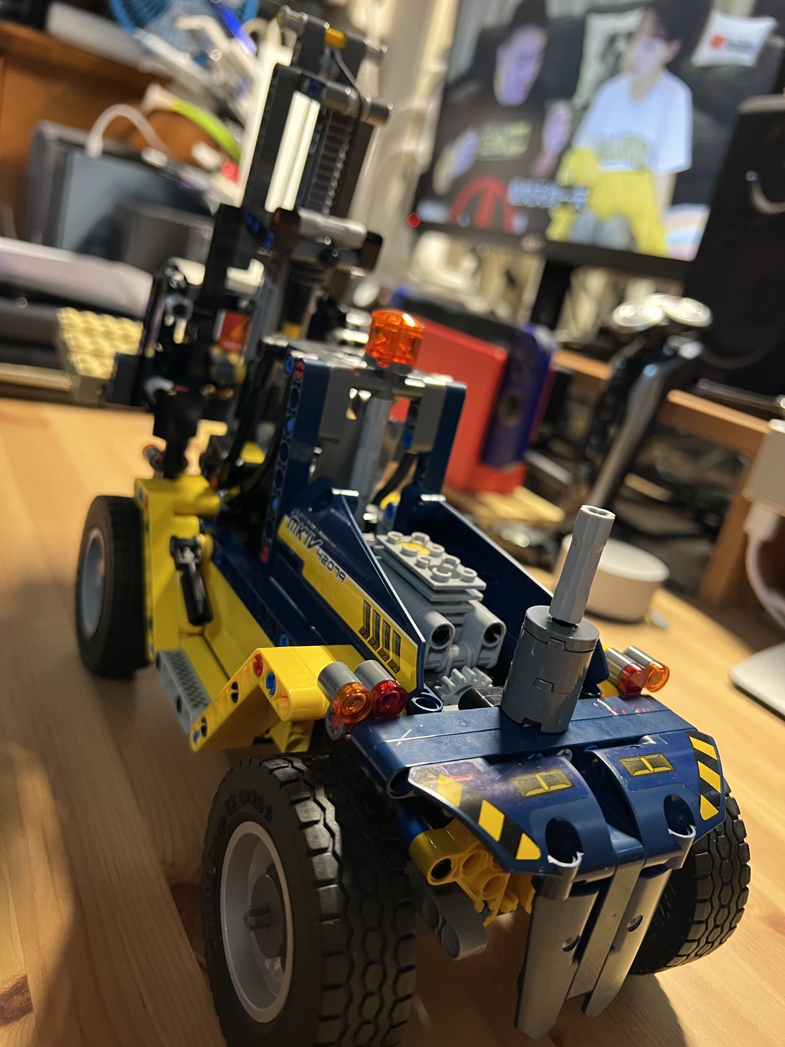 LEGO-42079 Heavy Duty Forklift – Neo Insight